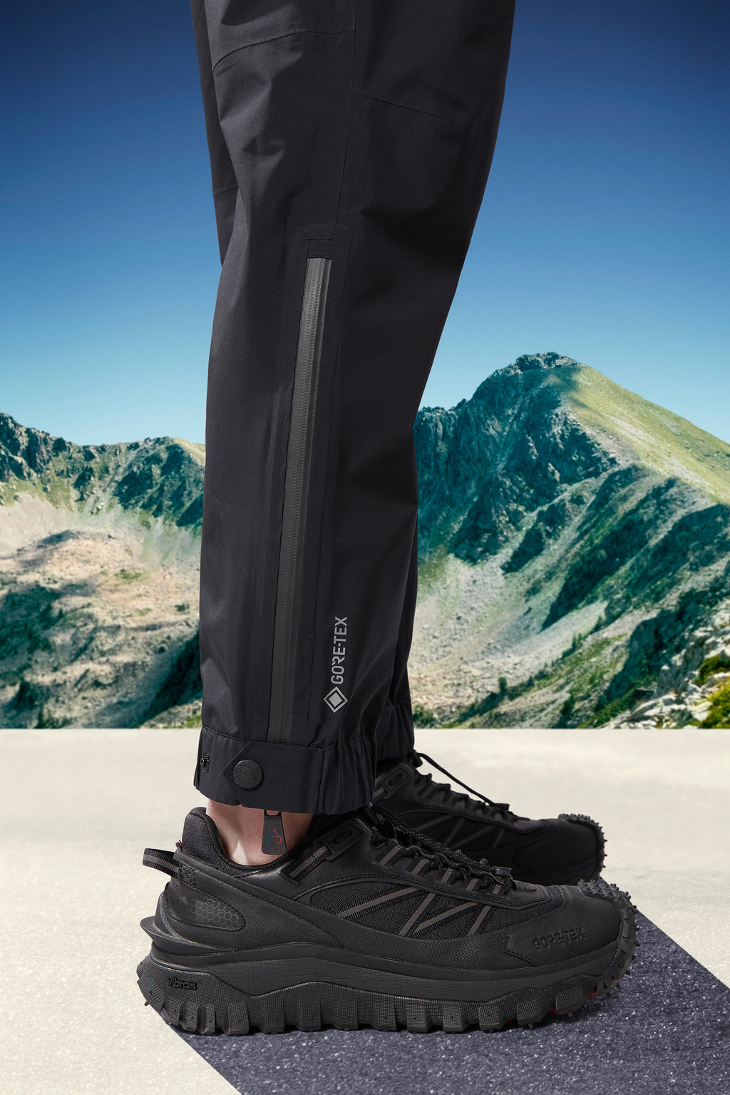 Black GORE-TEX Paclite® trousers - Trousers & Shorts for Men | Moncler DK