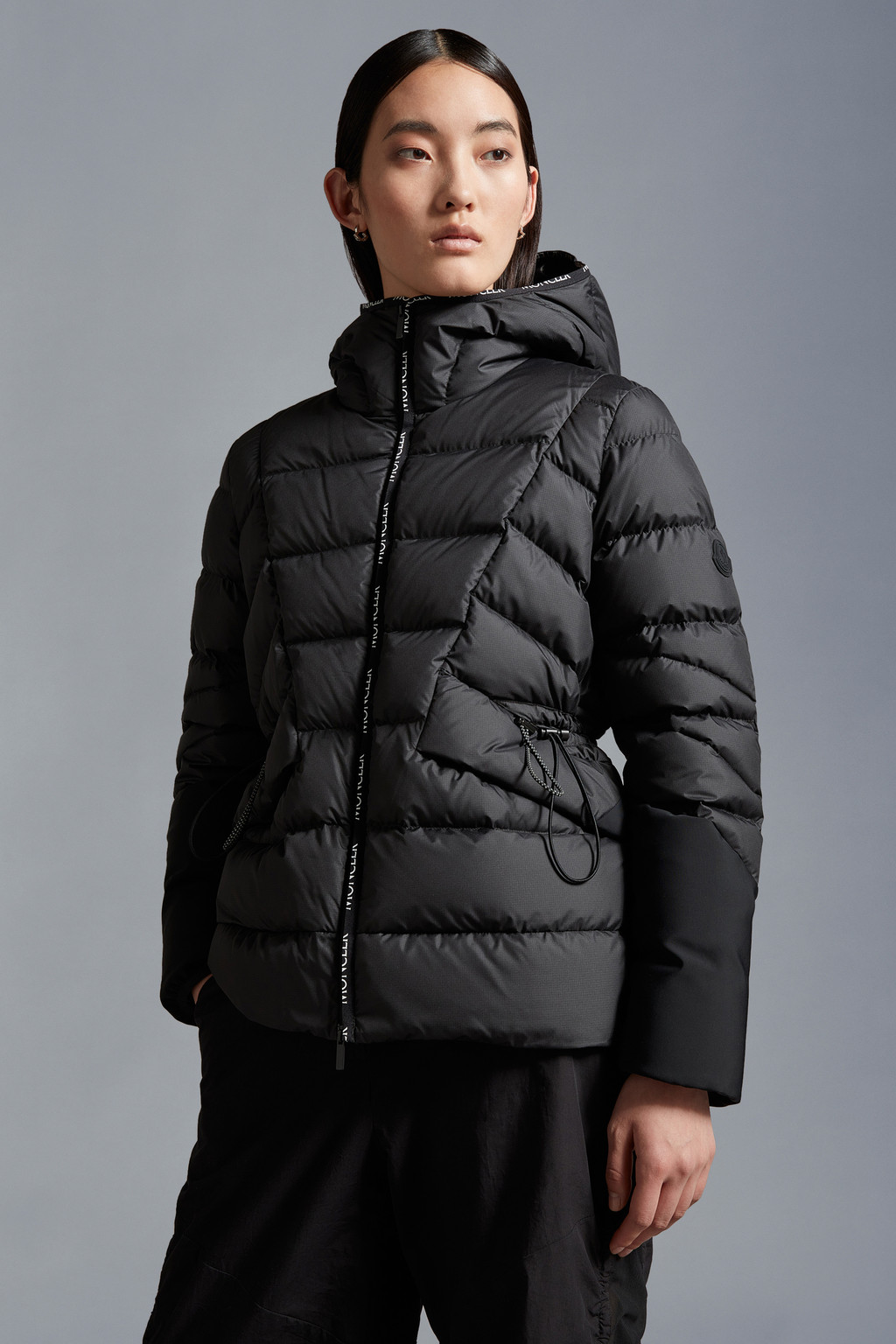Black Sittang Short Down Jacket - Short Down Jackets for Women | Moncler NL