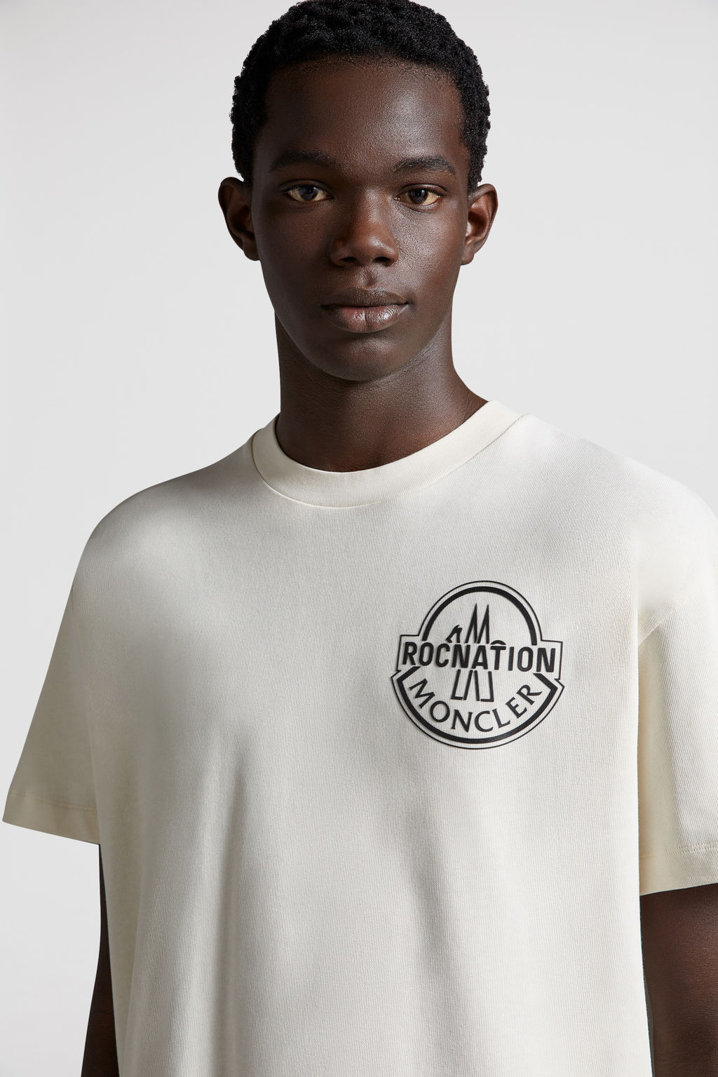오프 화이트 로고 티셔츠 : Moncler x Roc Nation designed by Jay-Z | 몽클레르
