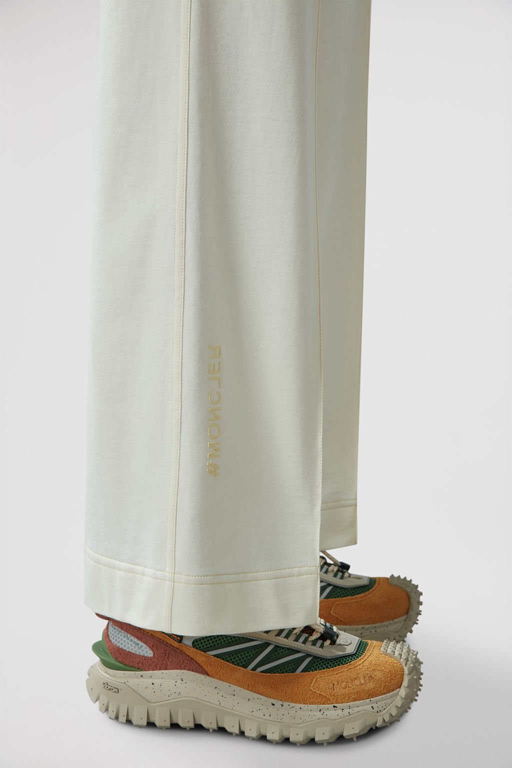 Pantalones deportivos con logotipo Blanco Roto - Pantalones y shorts de ...